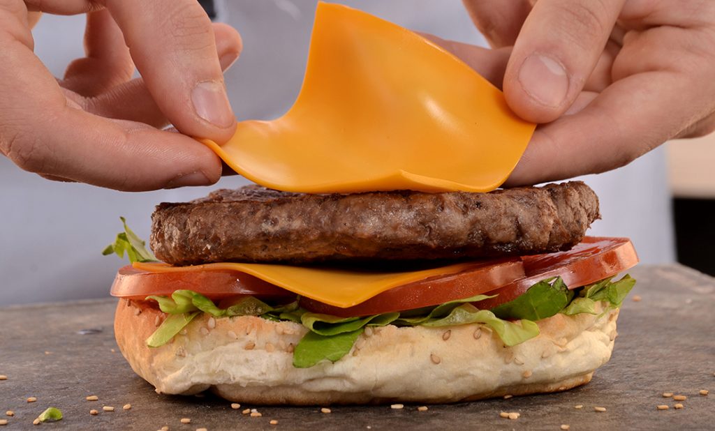 Burger din Pui cu Ceapa Caramelizata si Brânza Cheddar |LaProvincia